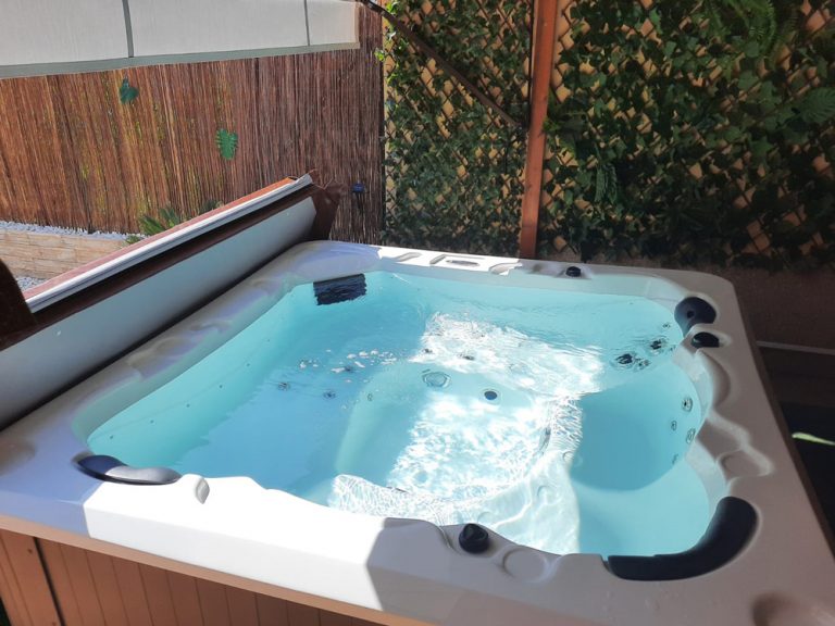 Instalaciones privadas de Jacuzzis en interior y exterior • Goccia Spa